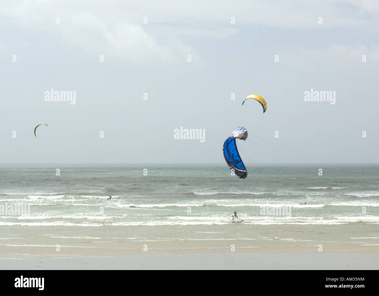 Parasurfing off Marazion Beach, Cornwall Stock Photo - Alamy