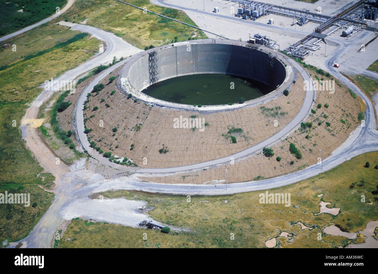 Refinery holding tanks hi-res stock photography and images - Alamy