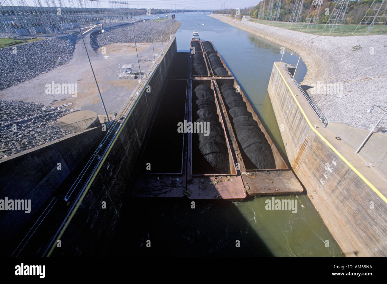 Barge on the Kentucky Dam canal lock on the Tennessee River TN Stock ...