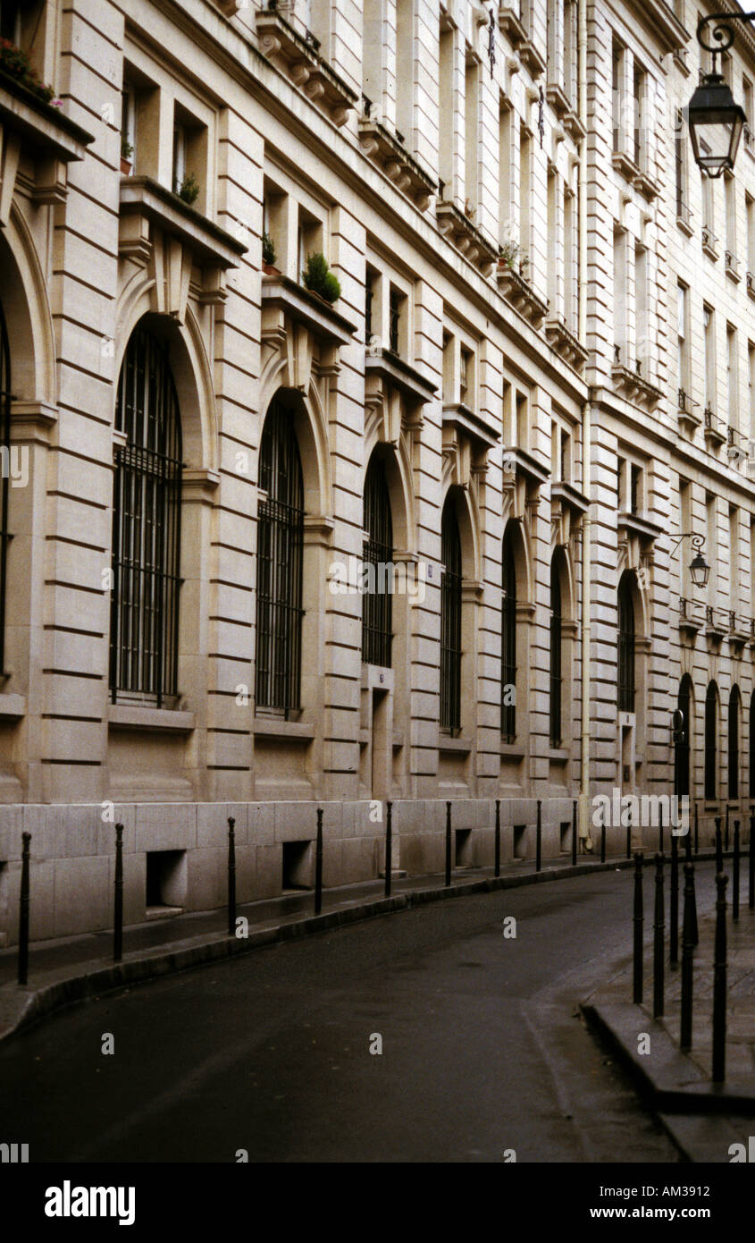 Narrow curving street in the centre of Paris Stock Photo - Alamy