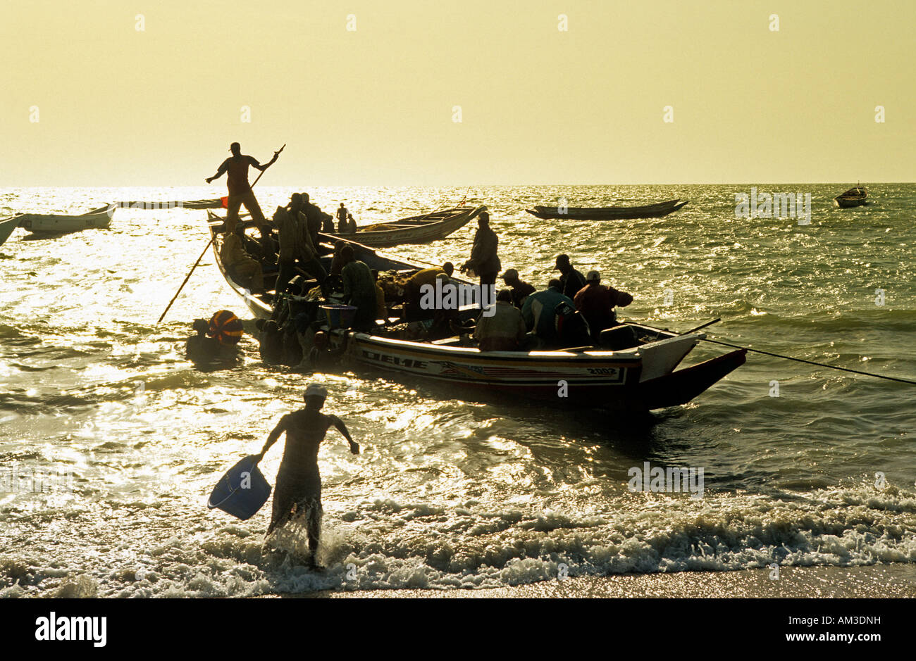 west africa gambia a crowded fish market on the beach Stock Photo - Alamy