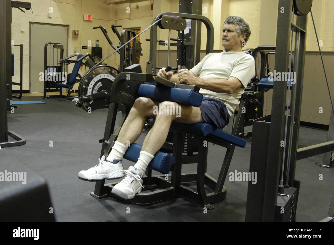 Man leg curl gym hi-res stock photography and images - Alamy