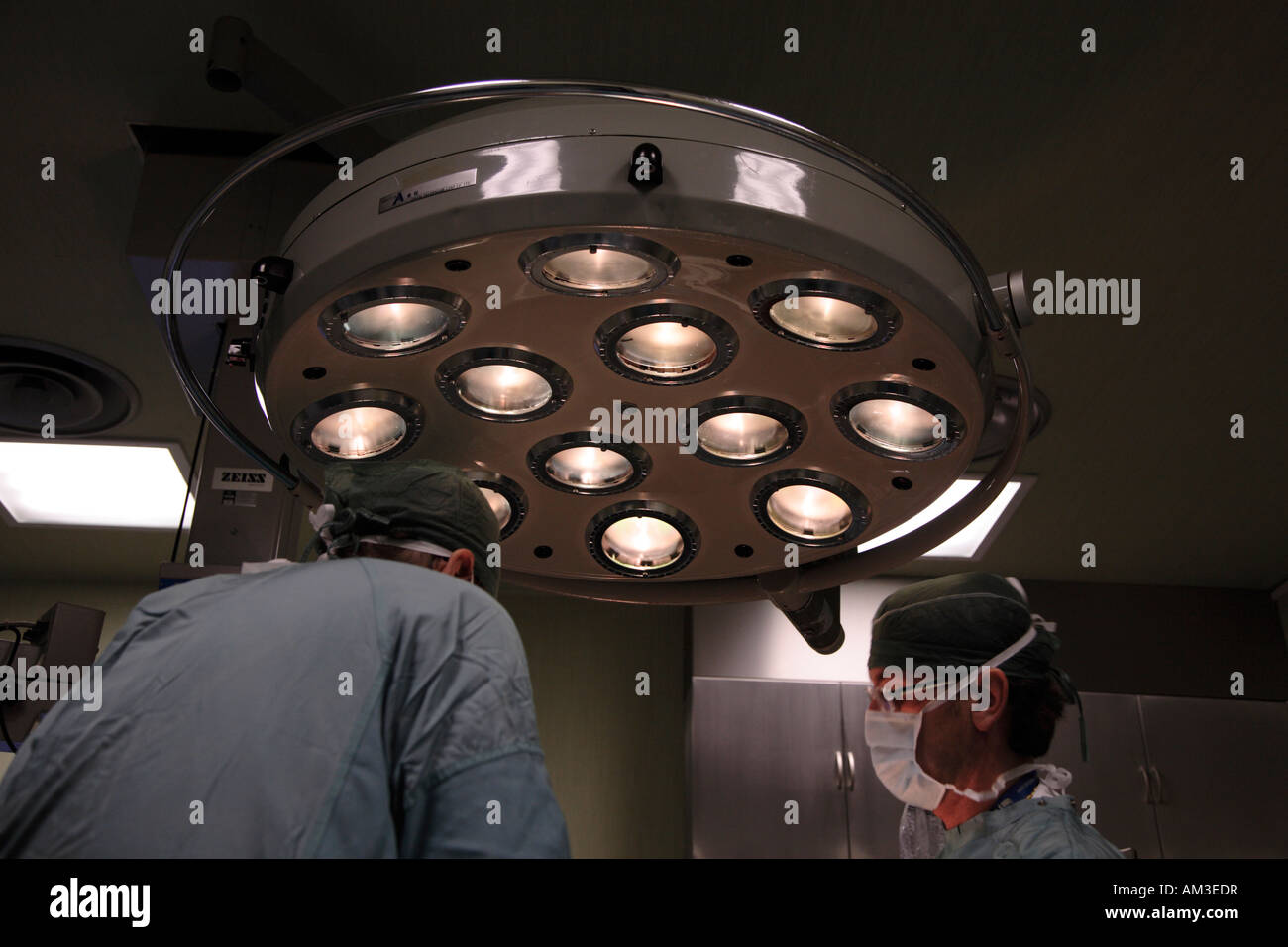 Operating theatre doctors hi-res stock photography and images - Alamy