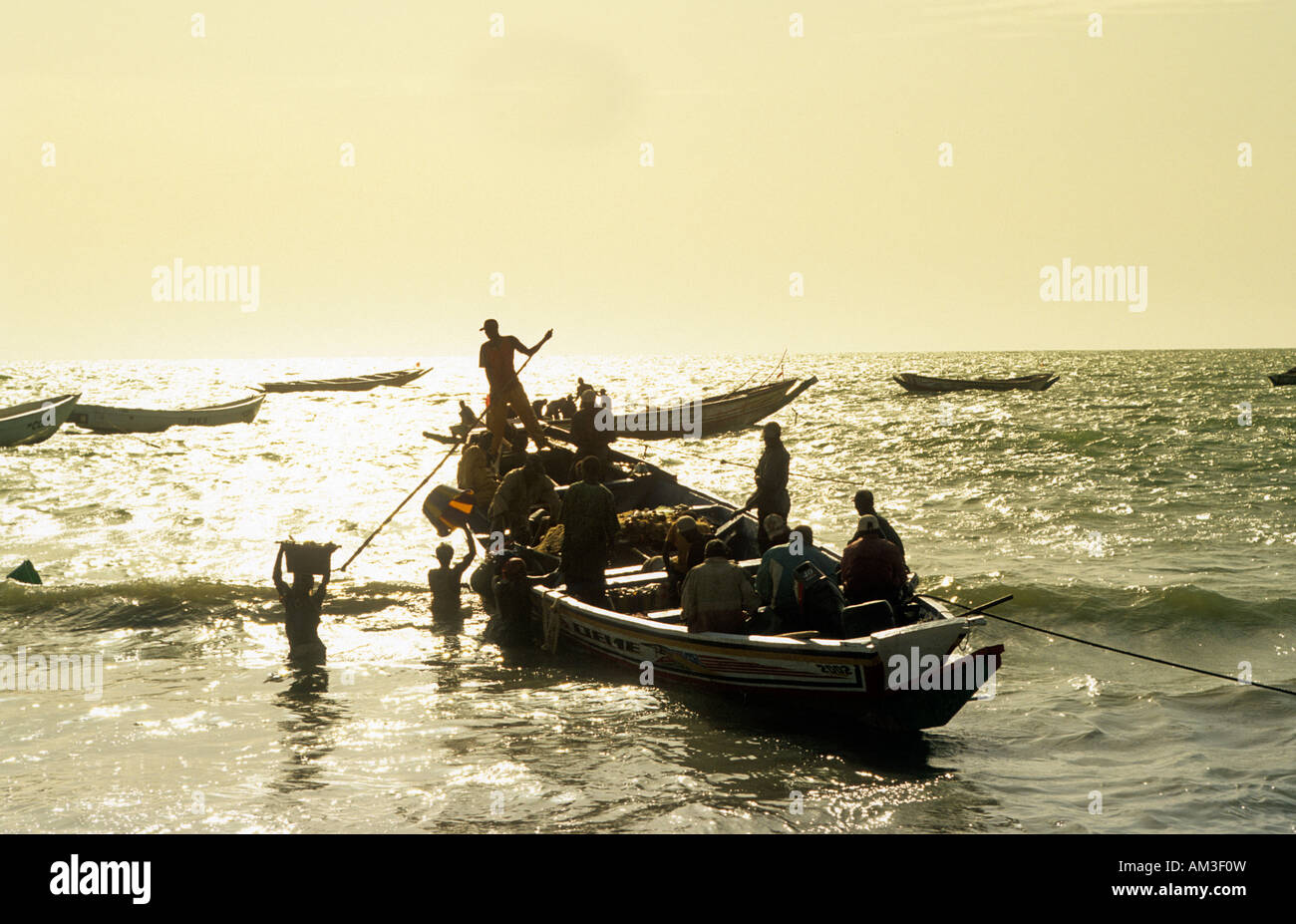 west africa gambia a crowded fish market on the beach Stock Photo - Alamy