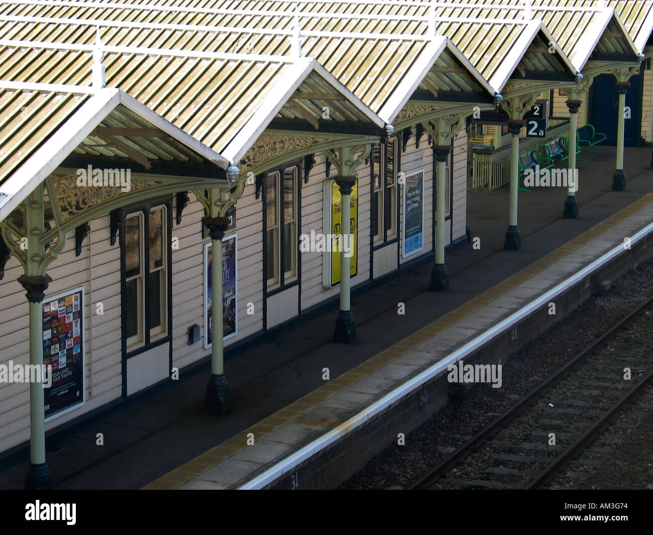 KETTERING RAILWAY STATION UK John Robertson 2005 Stock Photo - Alamy