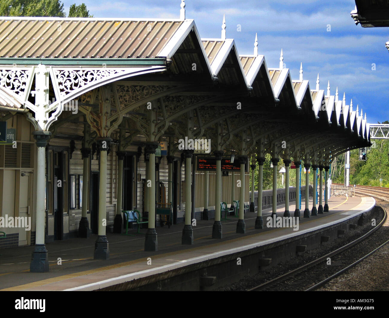KETTERING RAILWAY STATION UK John Robertson 2005 Stock Photo - Alamy