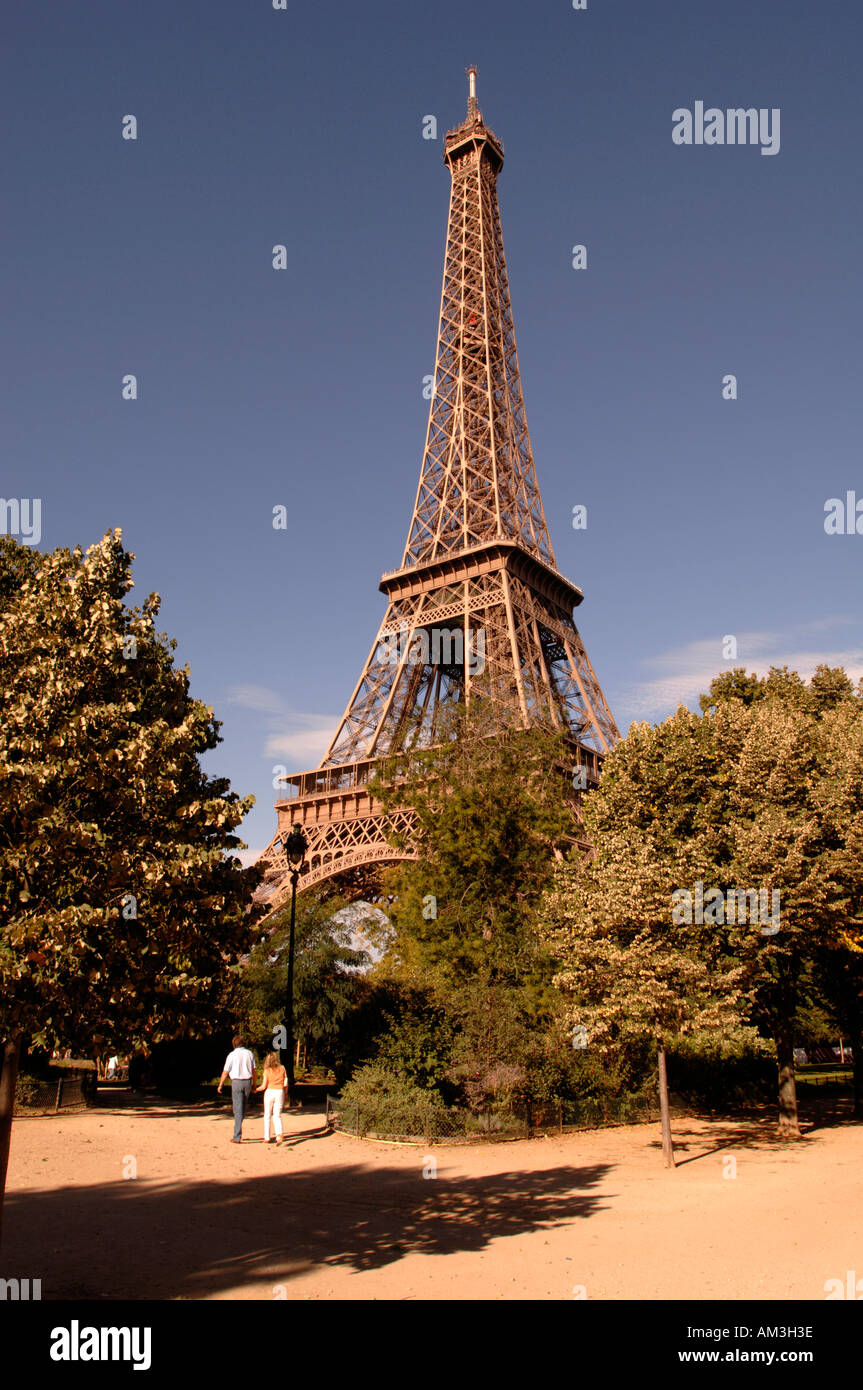 Eiffel tower upright hi-res stock photography and images - Alamy