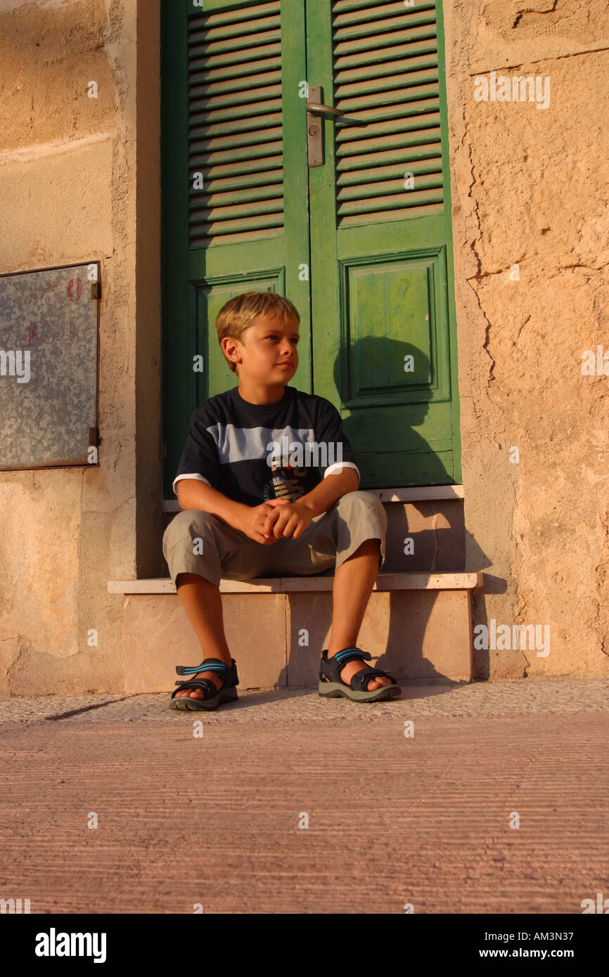 Boy sat on steps hi-res stock photography and images - Alamy