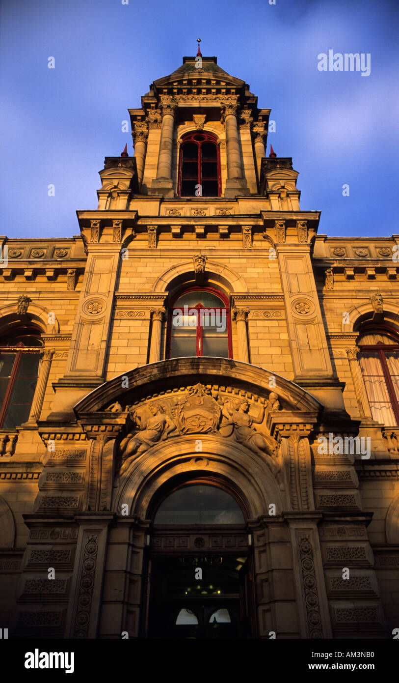Victorian building golden stone hi-res stock photography and images - Alamy