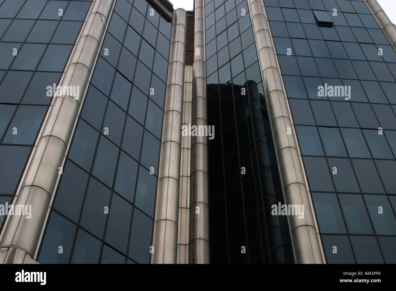 Office block tinted windows hi-res stock photography and images - Alamy