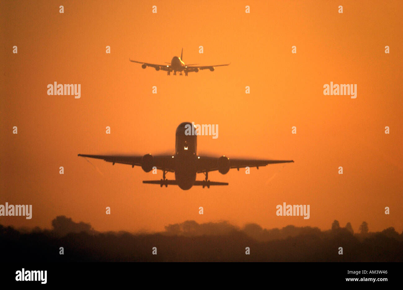 747 landing front hi-res stock photography and images - Alamy