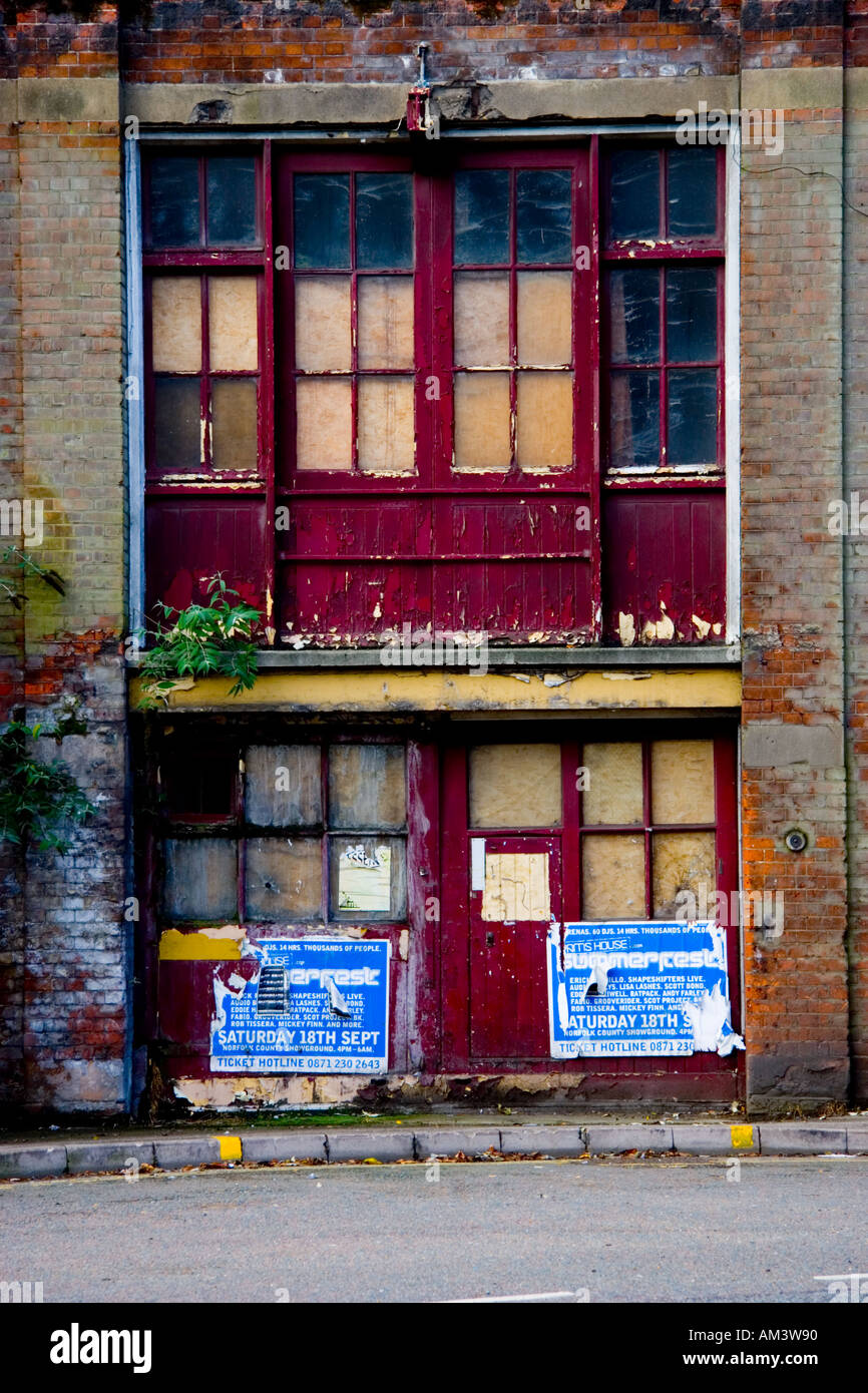 Empty loading dock abandoned hi-res stock photography and images - Alamy