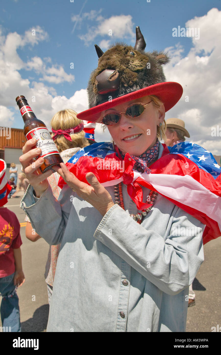 Holding budweiser hi-res stock photography and images - Alamy