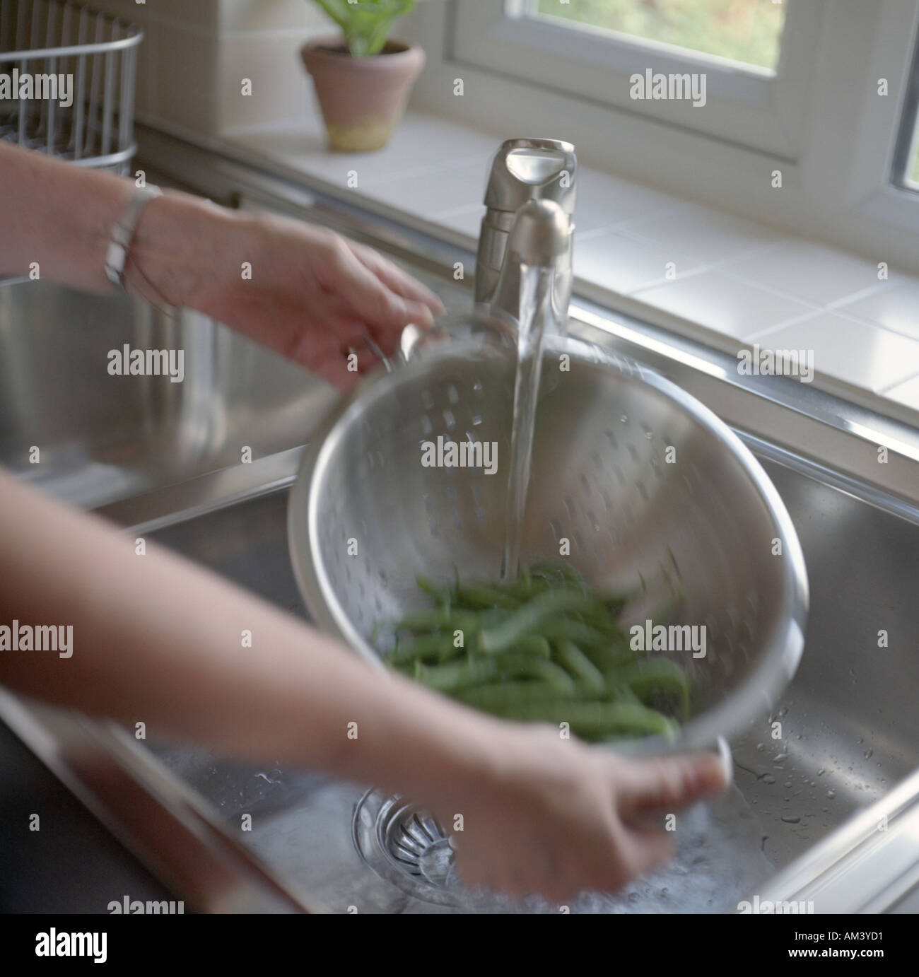 Rinsing green beans hi-res stock photography and images - Alamy