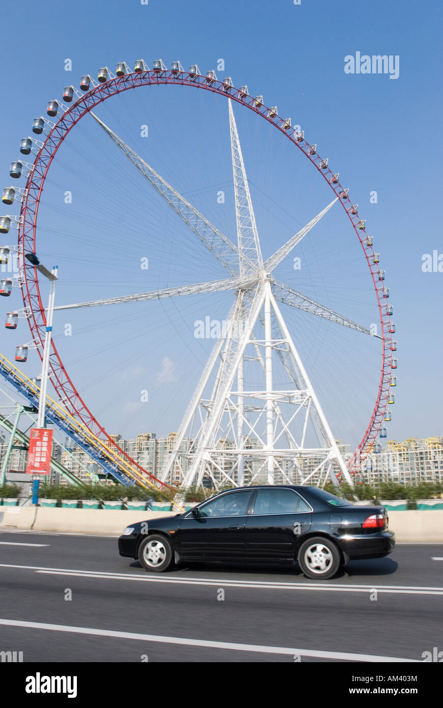 Shanghai Ferris Wheel in Jinjiang Amusement Park Stock Photo - Alamy