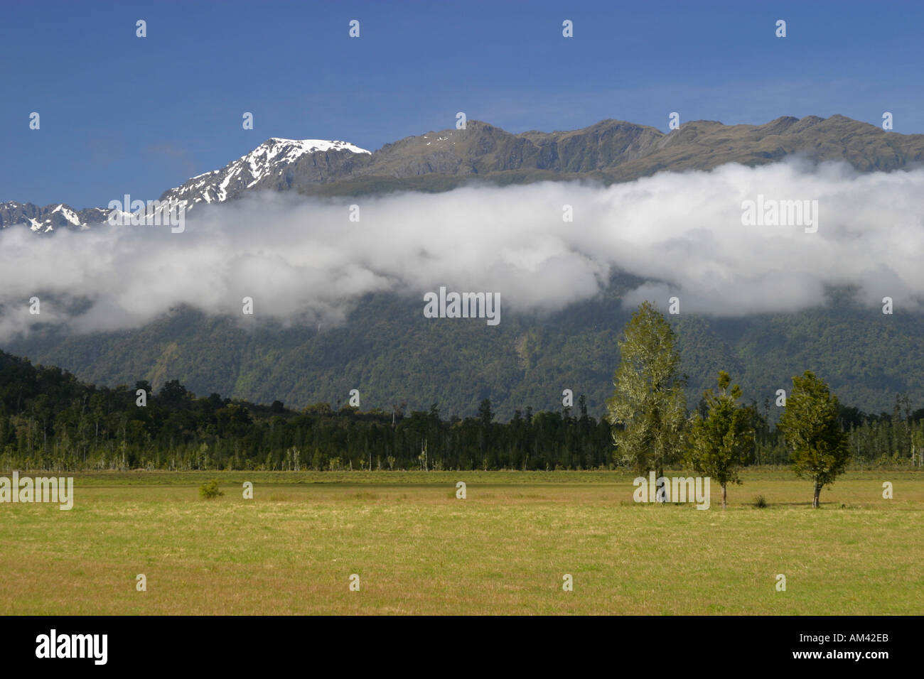 Land of the Long White Cloud Low cloud in front of Mountains on the ...