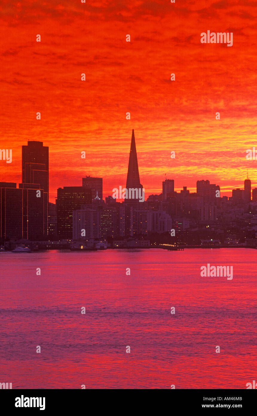 Sunset view of the San Francisco skyline from Treasure Island San ...