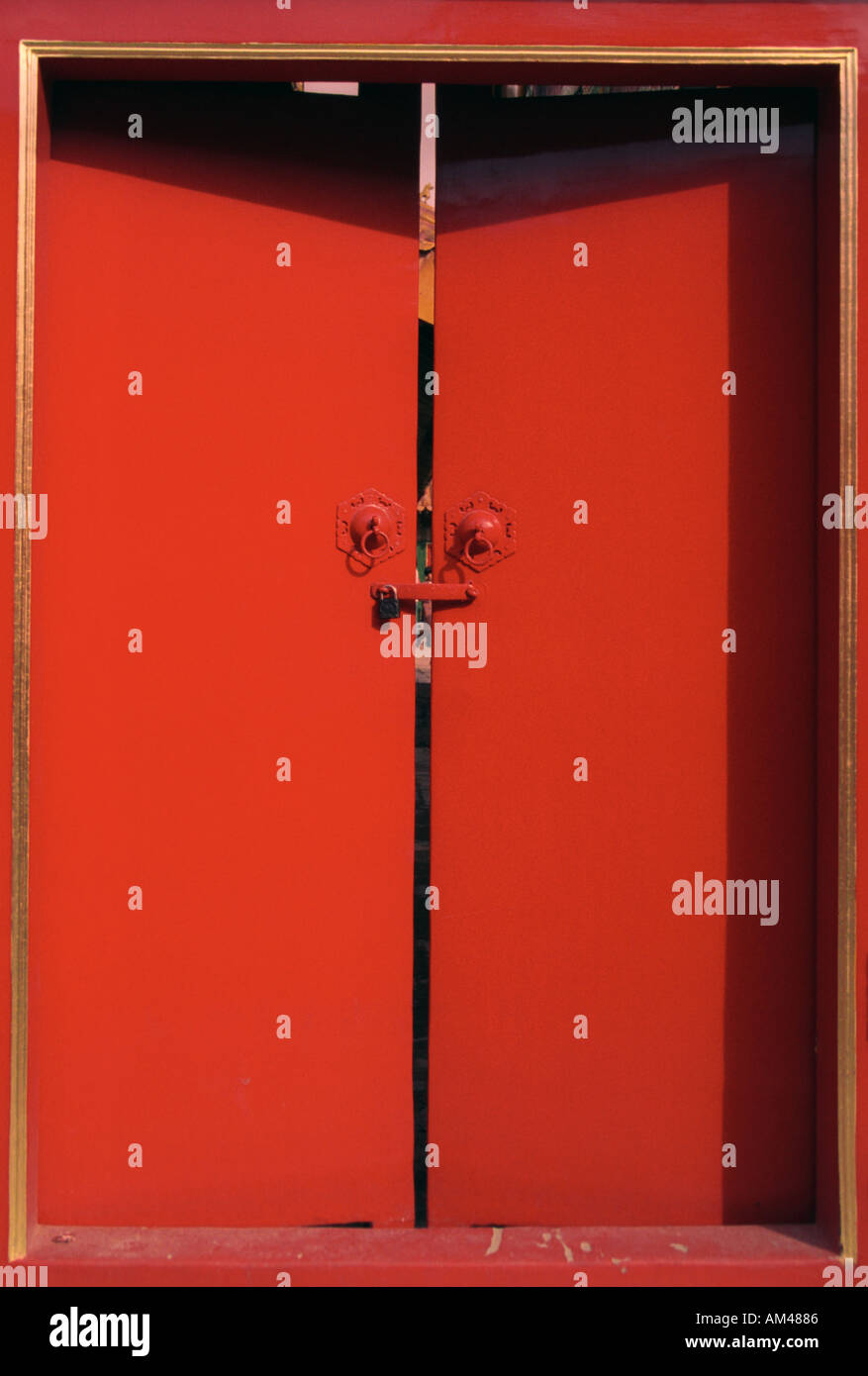 Traditional Chinese style red wooden door Stock Photo - Alamy