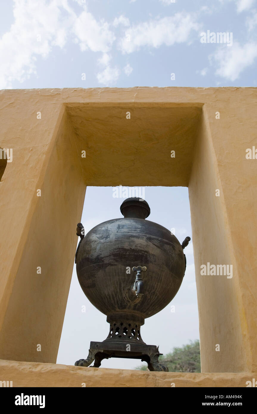 Decorative urn wall hi-res stock photography and images - Alamy