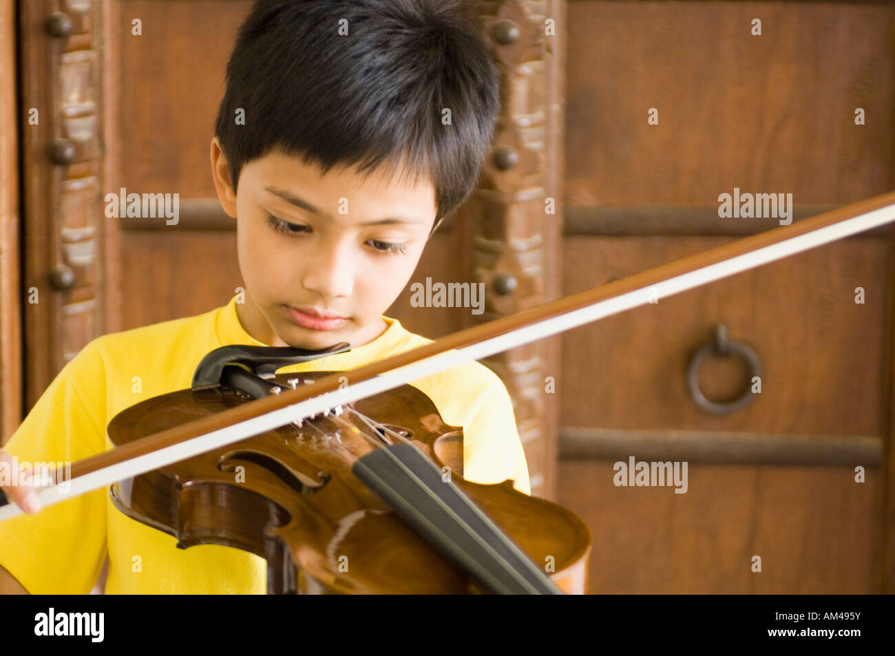 Indian boy playing violin hi-res stock photography and images - Alamy