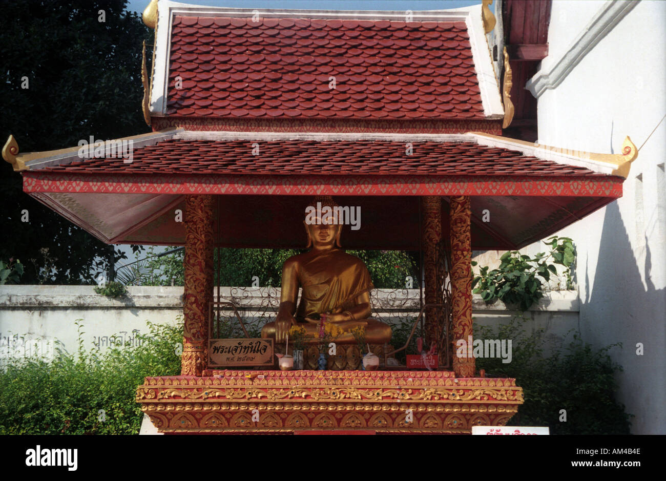 Golden statue phra mae hi-res stock photography and images - Alamy