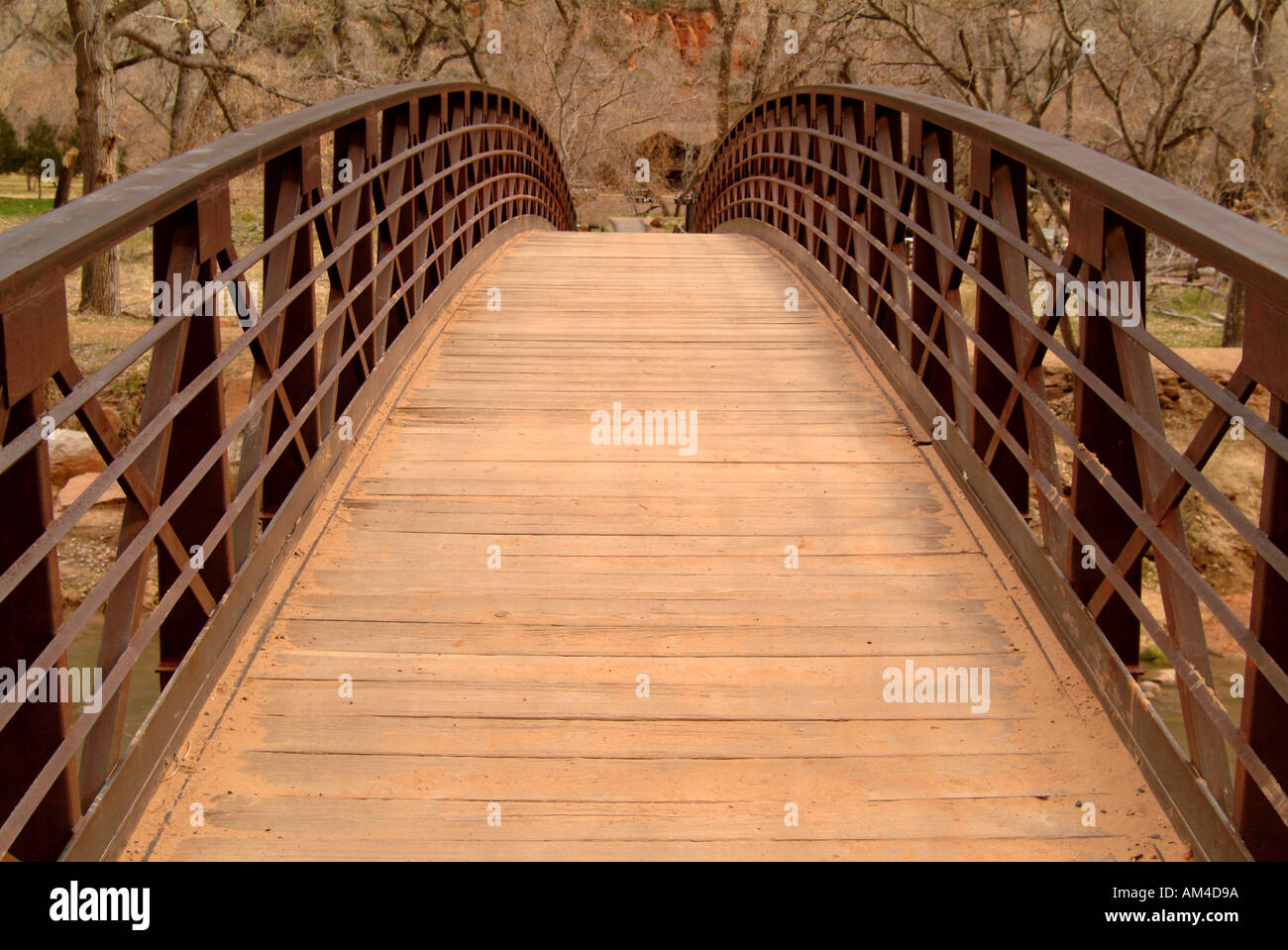 Foot bridge hi-res stock photography and images - Alamy
