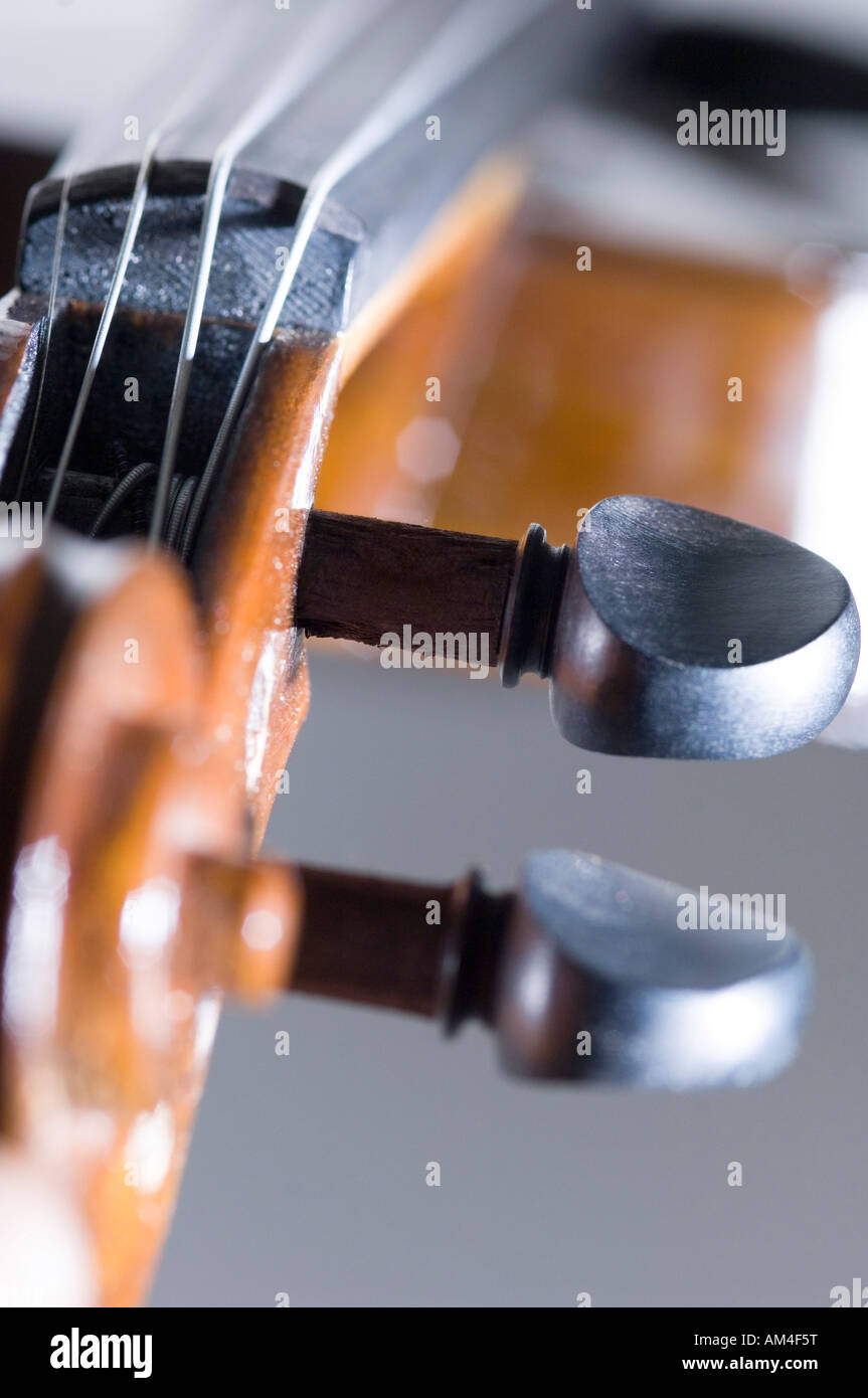 Close-up of a violin Stock Photo - Alamy