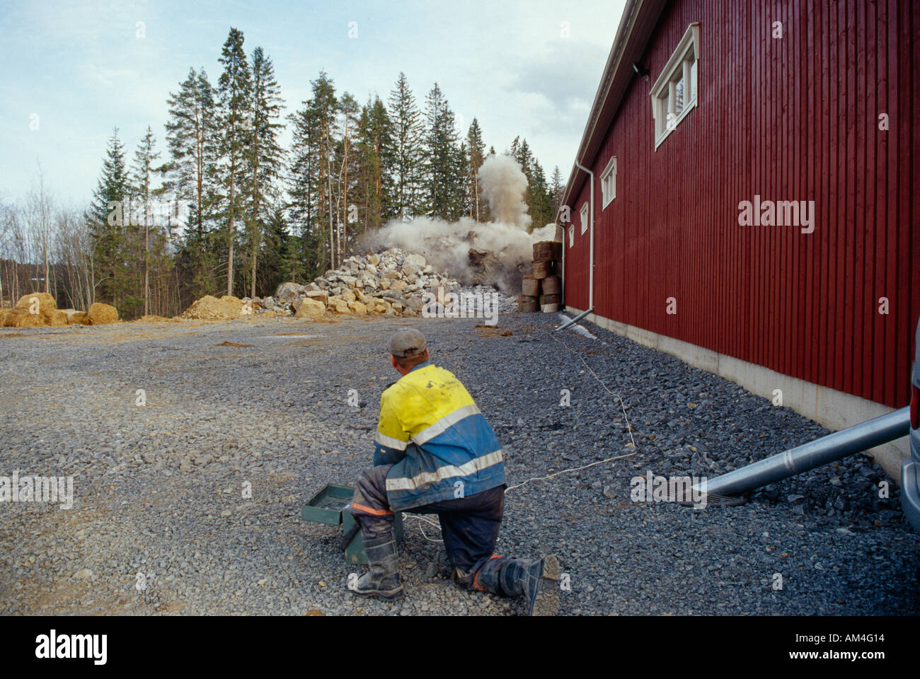 Blowing up a building hi-res stock photography and images - Alamy