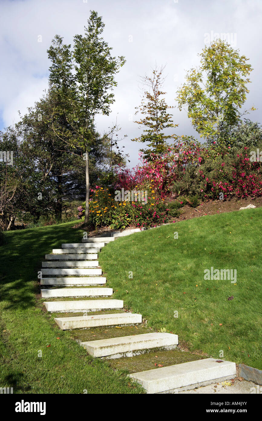 Steps garden hi-res stock photography and images - Alamy