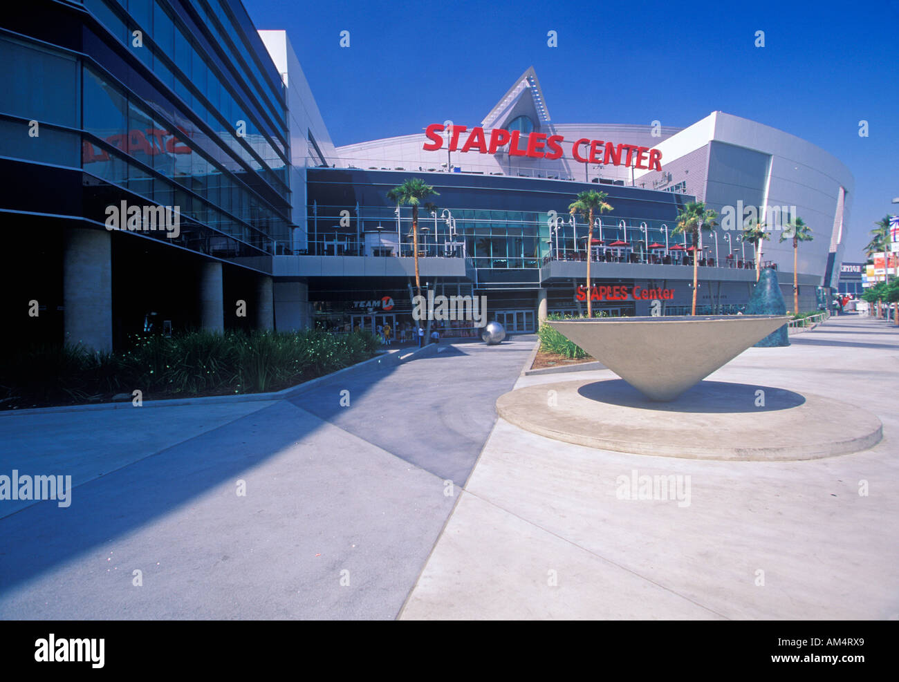 Staples center exterior hi-res stock photography and images - Alamy
