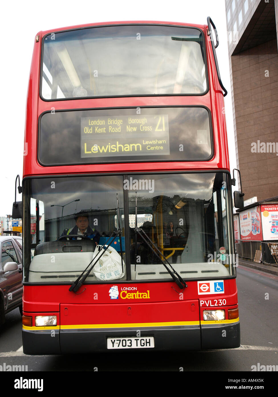 Number 21 bus to Lewisham at London Bridge Station Stock Photo - Alamy