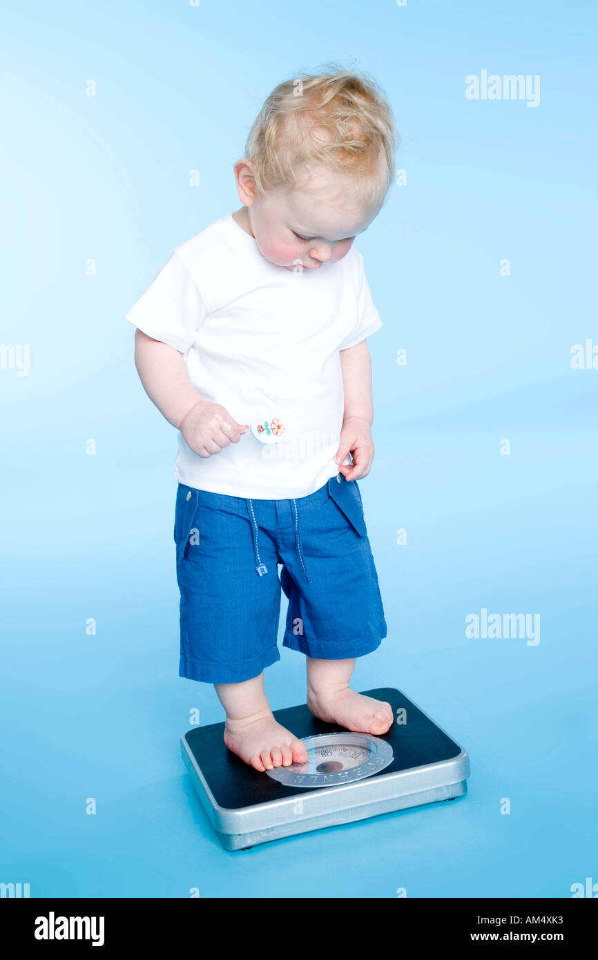 Baby boy on weight scale hi-res stock photography and images - Alamy