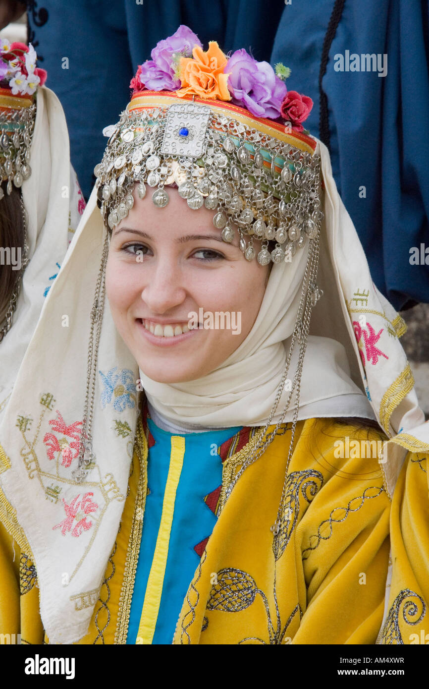 Traditional Turkish folk dance troupe Stock Photo - Alamy