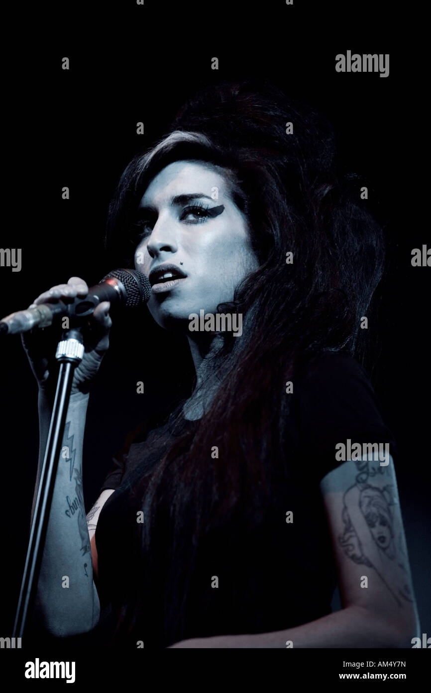 Amy Winehouse performing live Stock Photo - Alamy