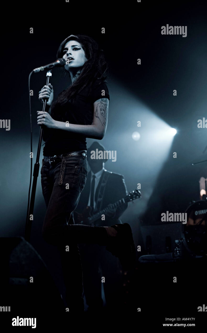 Amy Winehouse performing live Stock Photo - Alamy