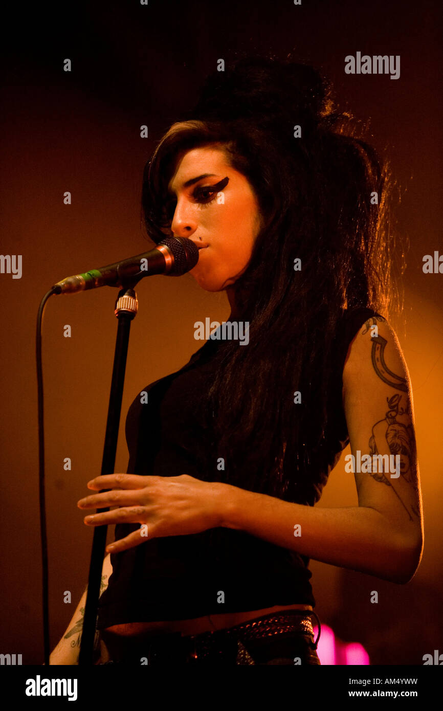 Amy Winehouse performing live Stock Photo - Alamy