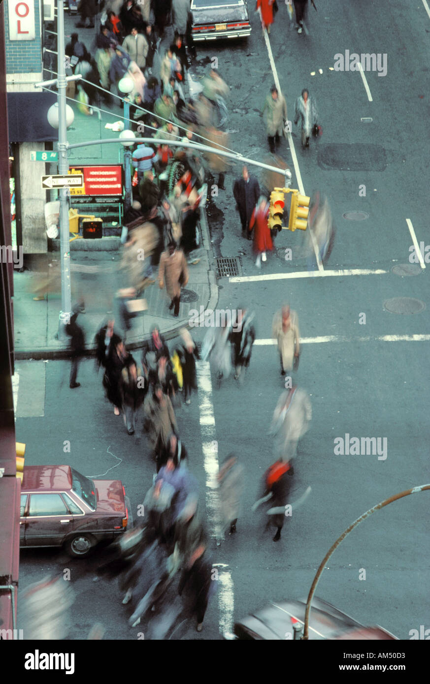 Crowded city sidewalks hi-res stock photography and images - Alamy