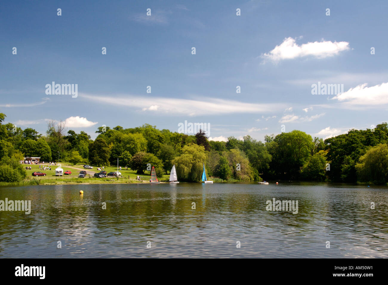 Sailing boats on Mote Park Lake on a sunny summers day in Maidstone ...