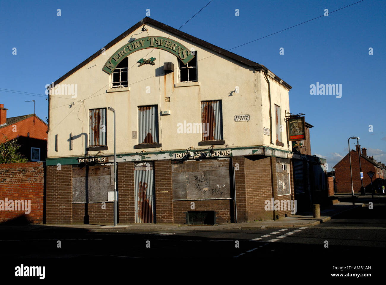 Derelict public house on housing estate, Liverpool Stock Photo - Alamy