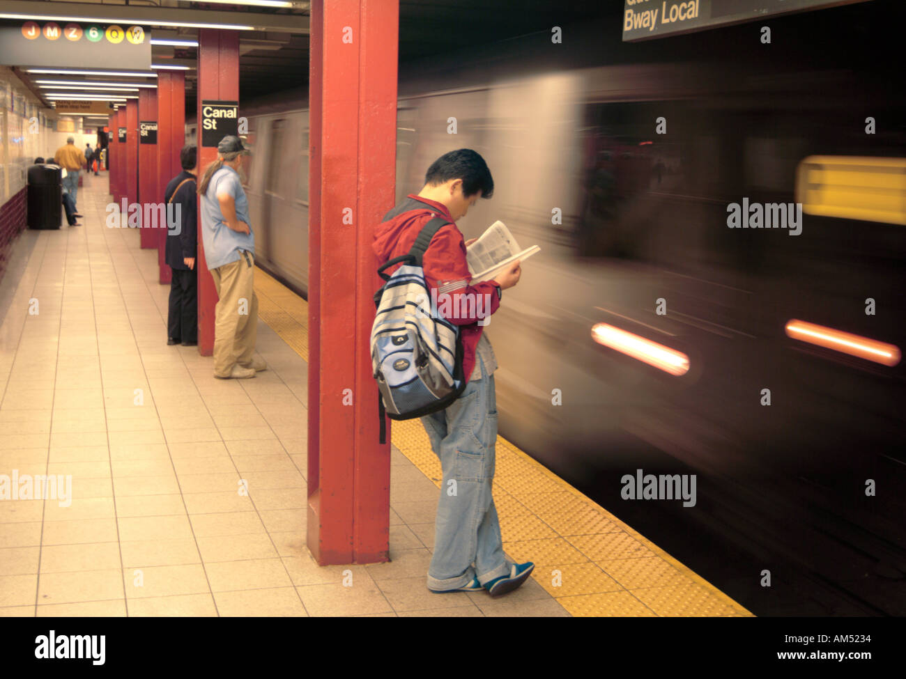 New york subway passengers wait hi-res stock photography and images - Alamy