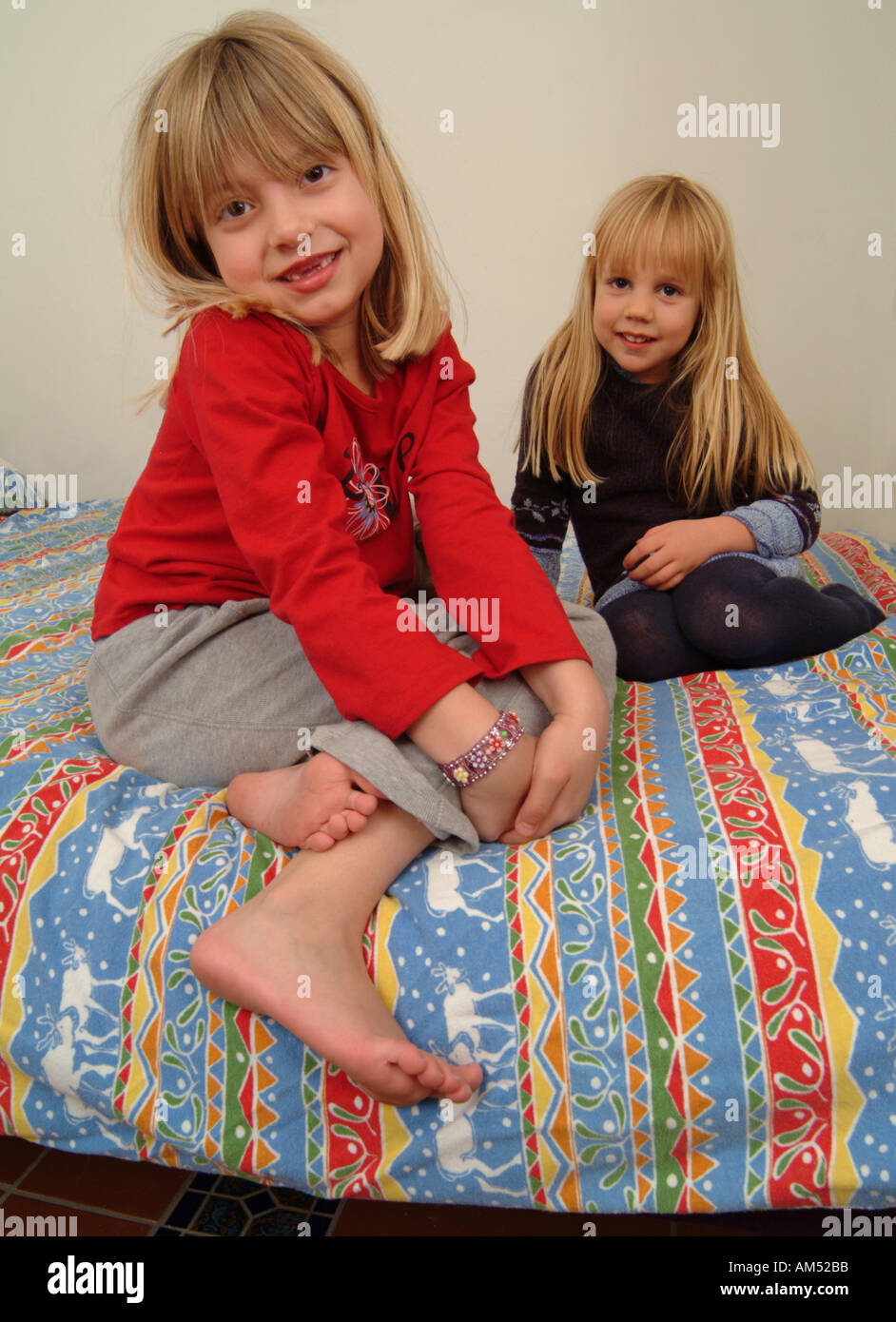 two girls who are best friends playing in their room Stock Photo - Alamy