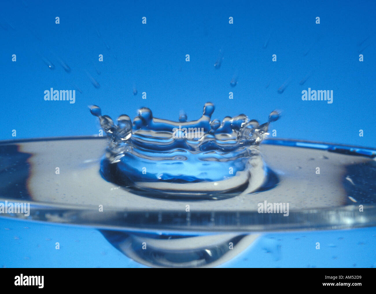 Drop splashing hi-res stock photography and images - Alamy
