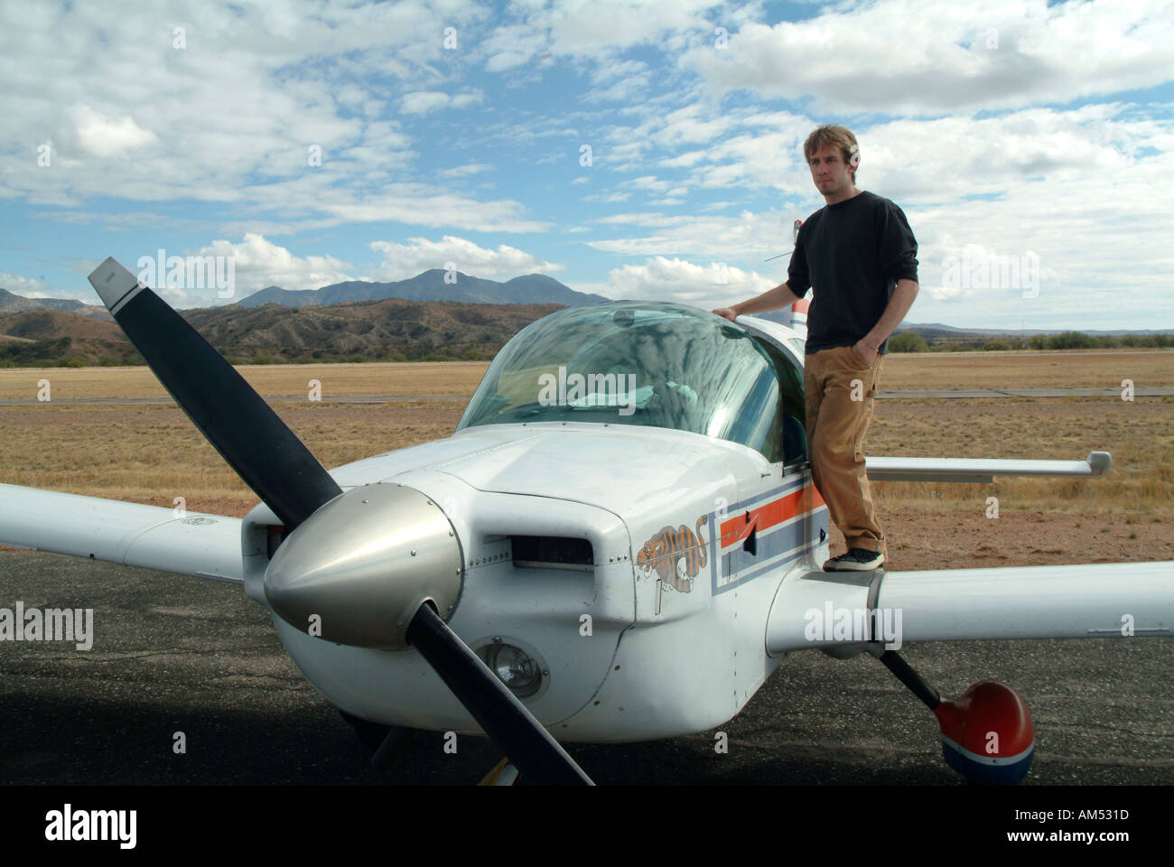 Pilot wing hi-res stock photography and images - Alamy