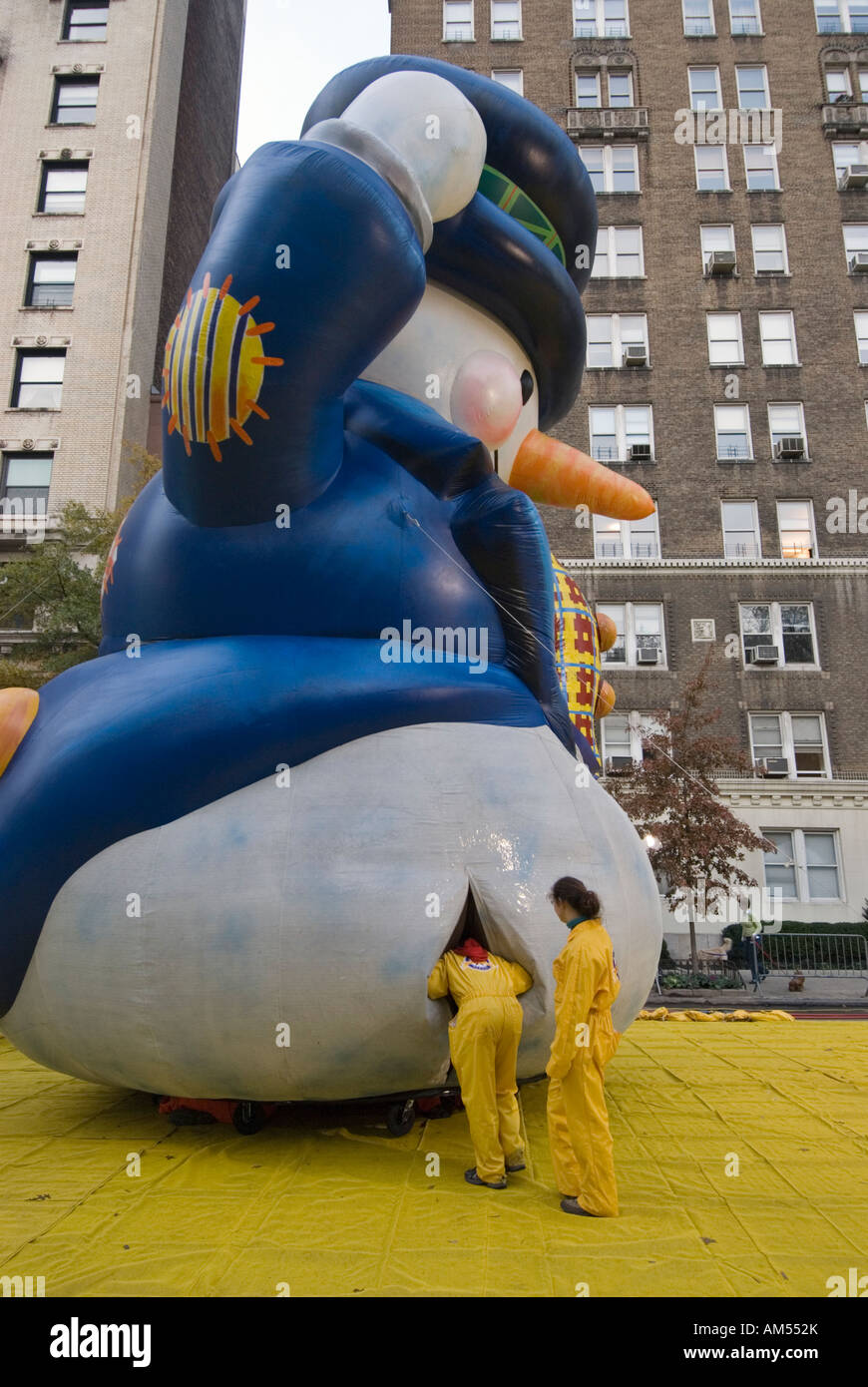 Macys 2007 Thanksgiving Day Parade Workers Preparing the Frosty the ...