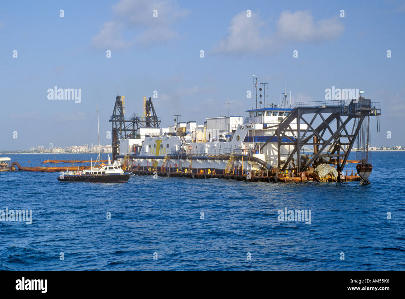 Dredging boats hi-res stock photography and images - Alamy