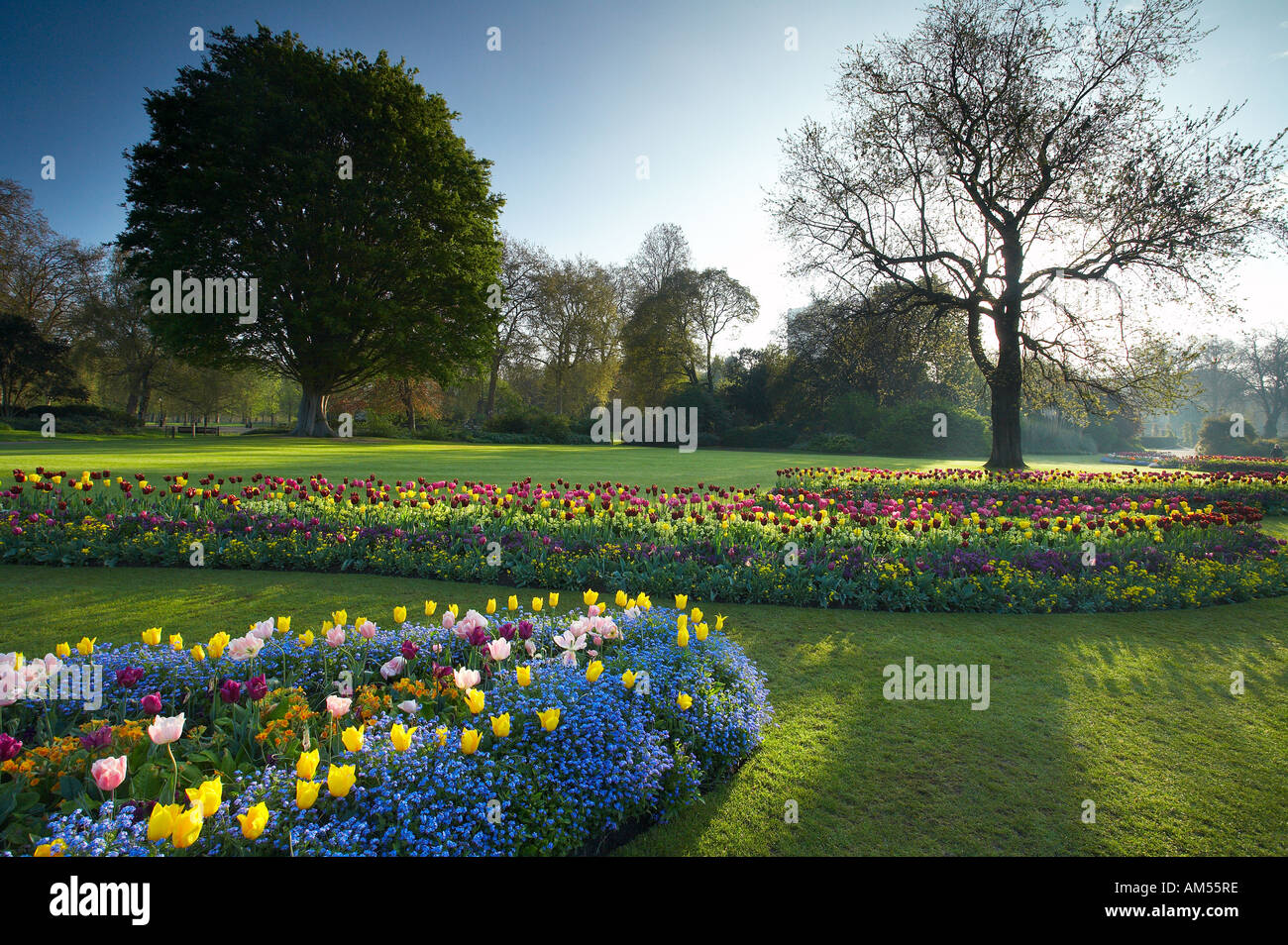 Empty park london hi-res stock photography and images - Alamy