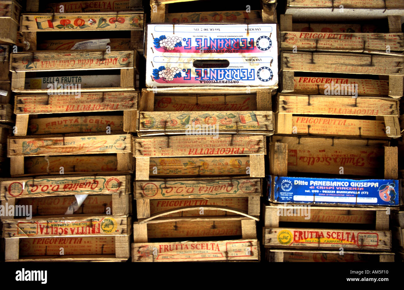Tomato crates naples Italy Stock Photo - Alamy
