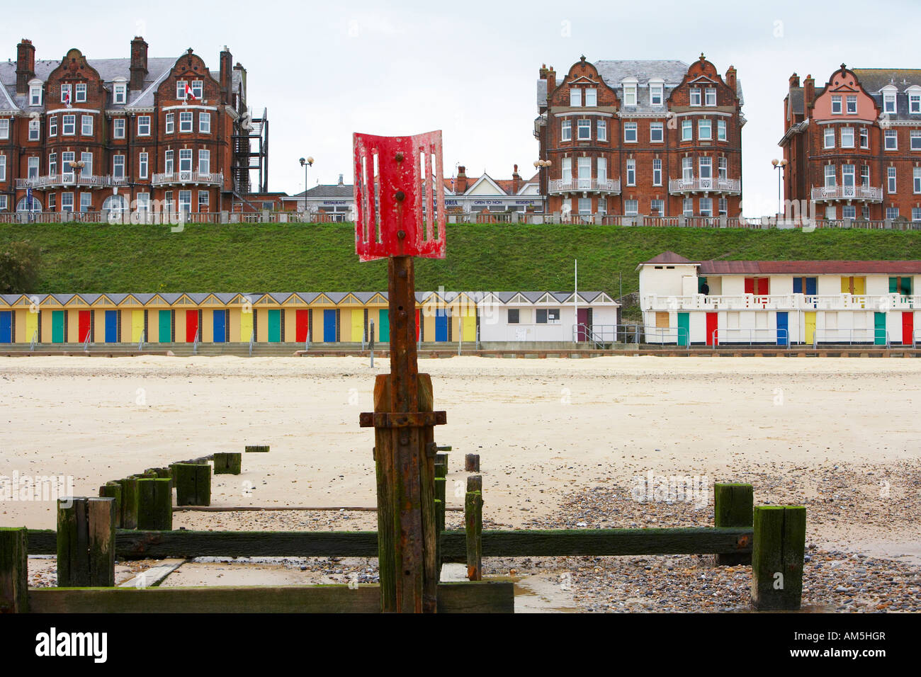 LOWESTOFT BEACH HUTS WITH SEA DEFENCES Stock Photo - Alamy