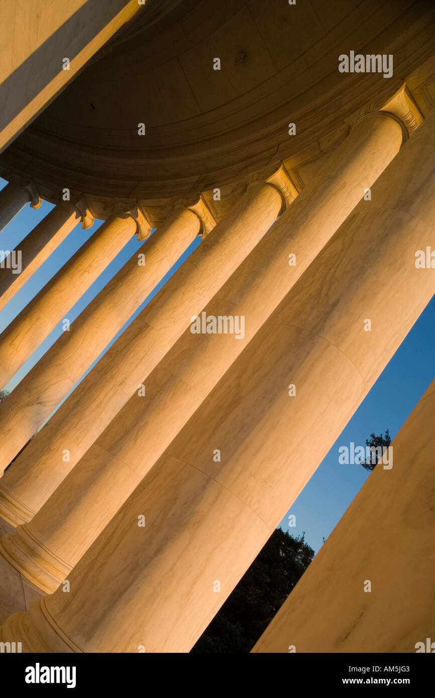 Diagonal columns building hi-res stock photography and images - Alamy