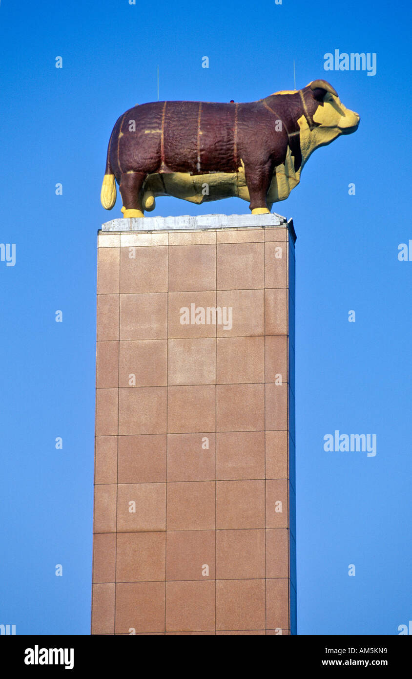A Hereford monument stands in Kansas City Missouri known as the beef ...